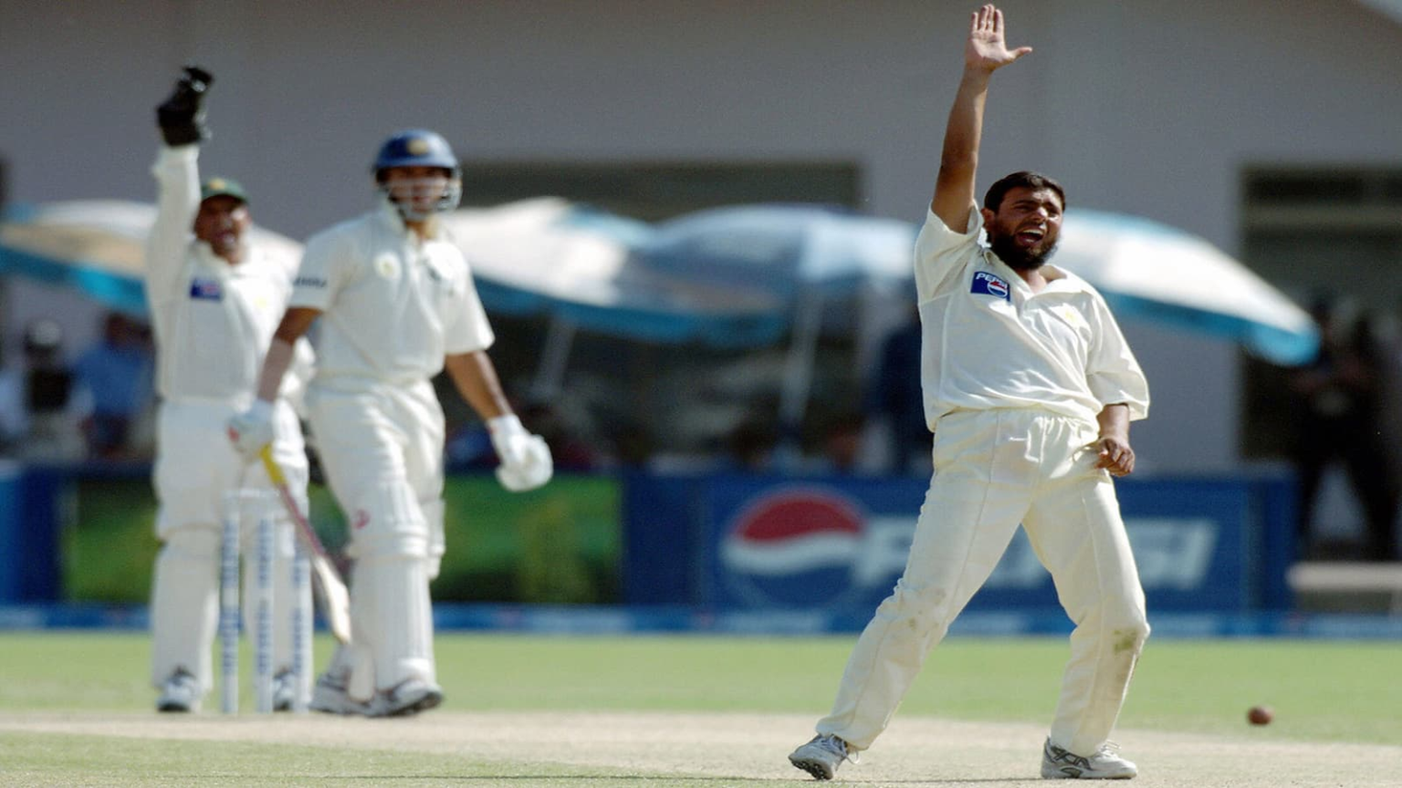 what is "doosra ball" in cricket?