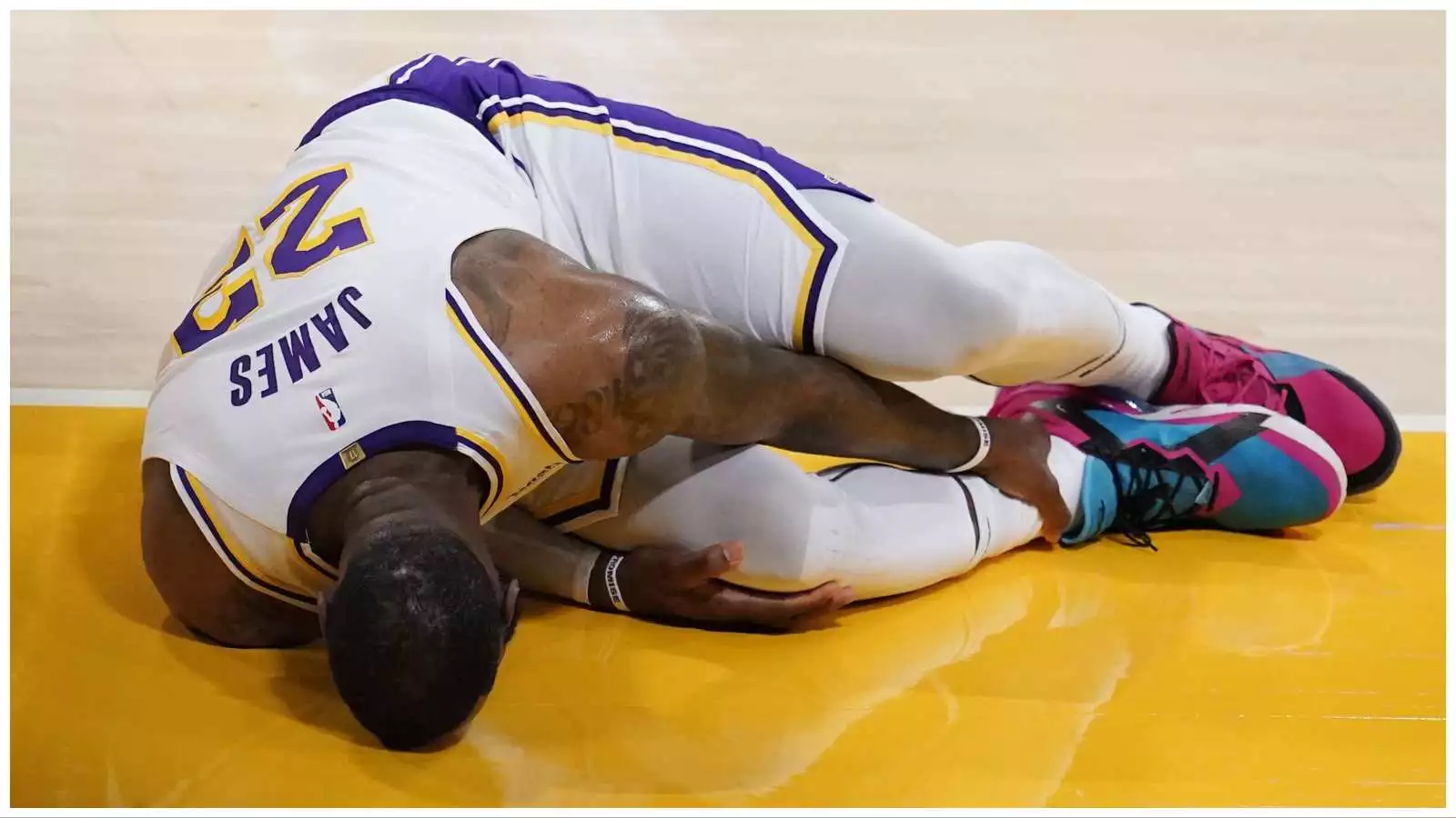 LeBron James of the Lakers suffers tendon injury on right foot, surgery ...